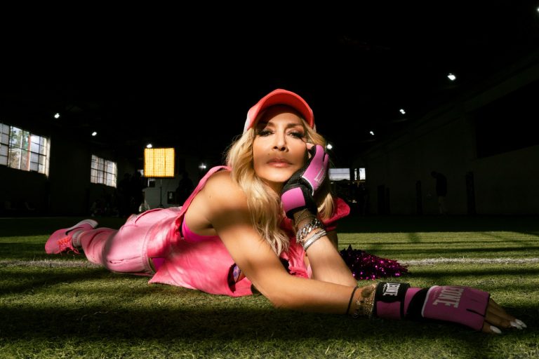 Άννα Βίσση: Backstage φωτογραφίες από το video clip του νέου single «Gazoza»! | pentelinews.gr