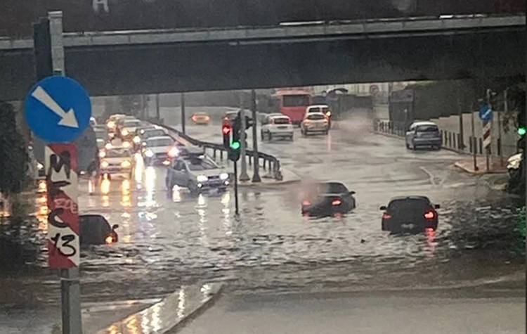 Μαρούσι: Πλημμύρισε η υπόγεια διάβαση της οδού Σπύρου Λούη | pentelinews.gr